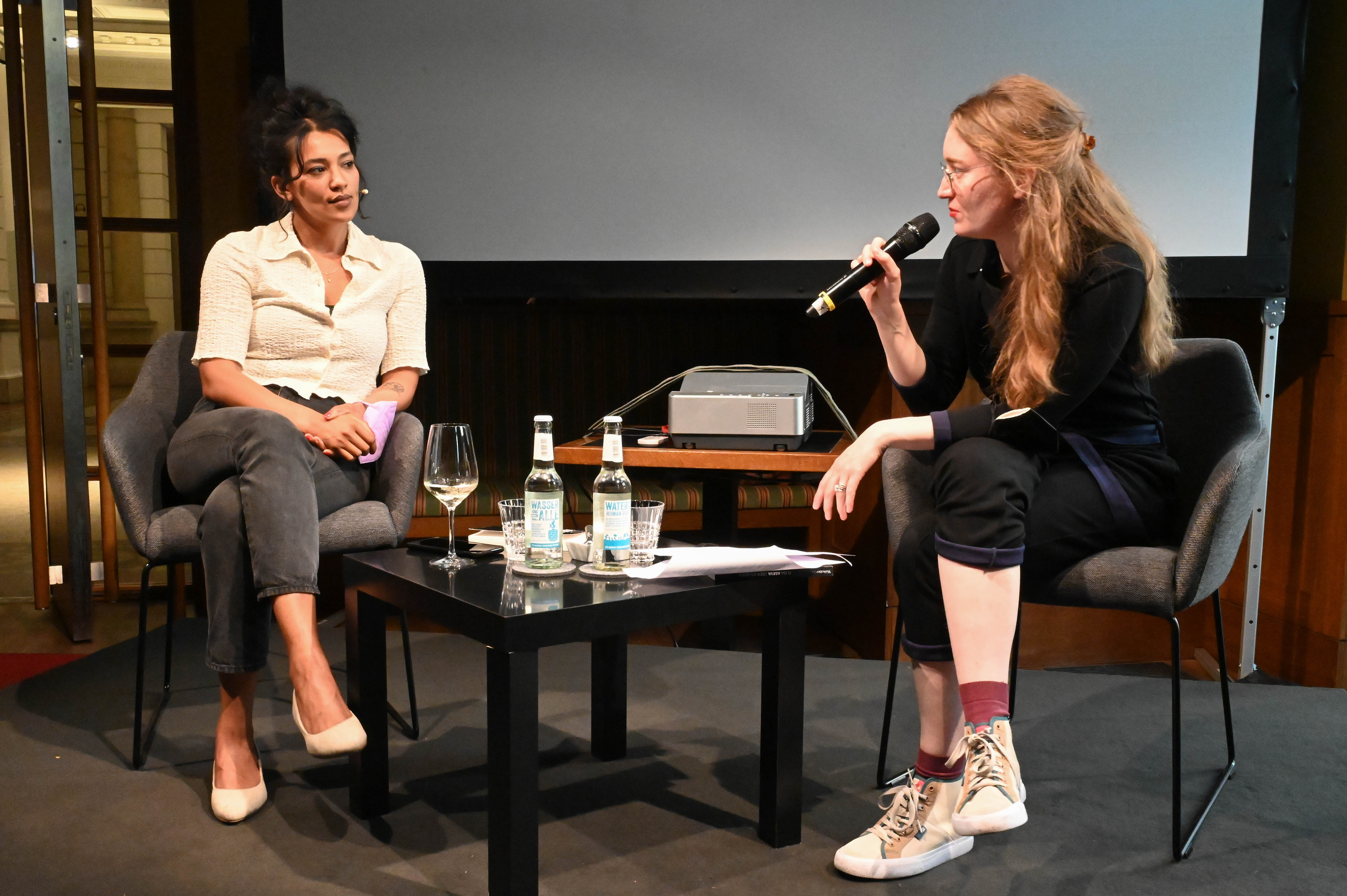 GLITCHES #3: Lesung, Gespräch & Musik mit Elisa Aseva und Hanna Hamel ...